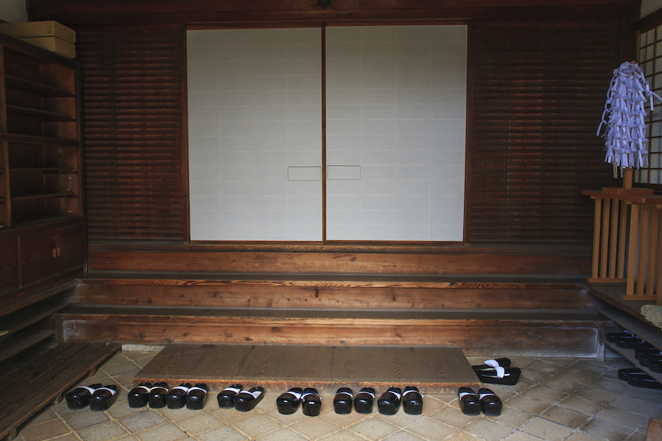 Why Do the Japanese Take Off Their Shoes When Entering a House ...