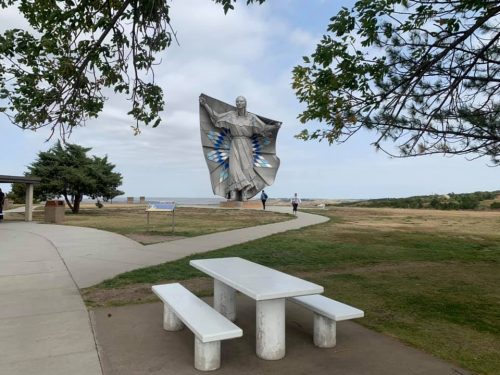 The Breathtaking Dignity Statue Pays Tribute to Native American Women ...