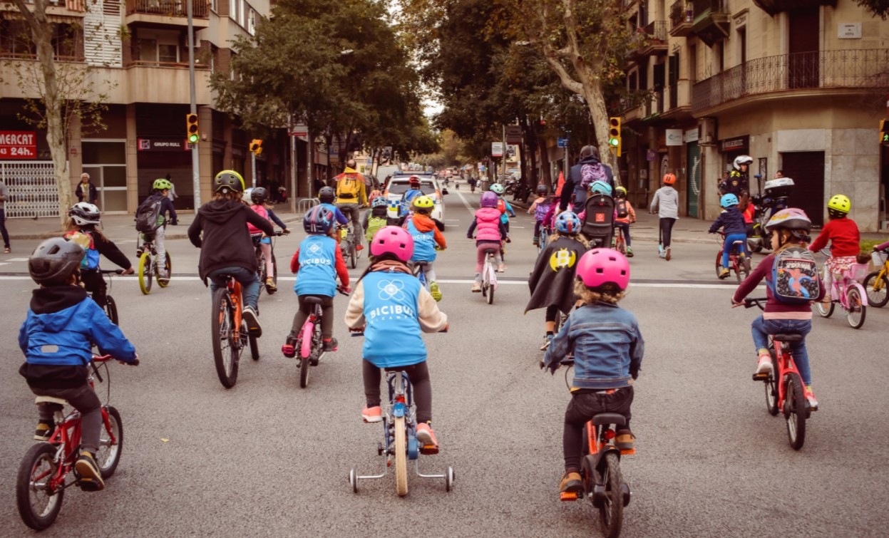 Barcelona's Bike Bus Attracts Hundreds to Bike to School - Nspirement